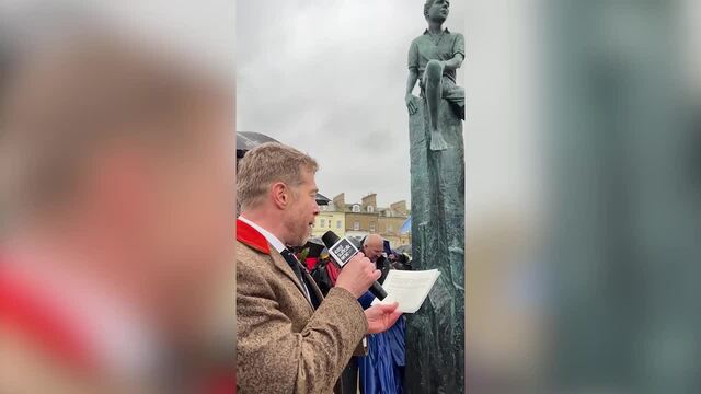 Benjamin Britten immortalised in bronze statue unveiled by Sir John Rutter - Classic FM