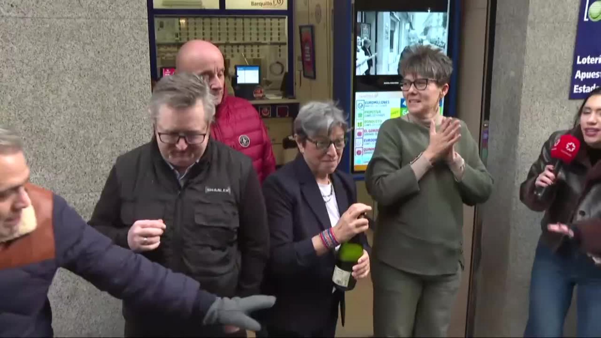 La calle Barquillo de Madrid se llena de emoción tras vender íntegro el ...
