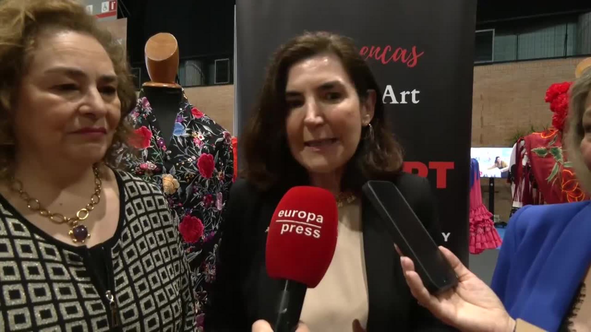 Diseñadora María del Carmen Cruz y bordadora María José Sánchez ...
