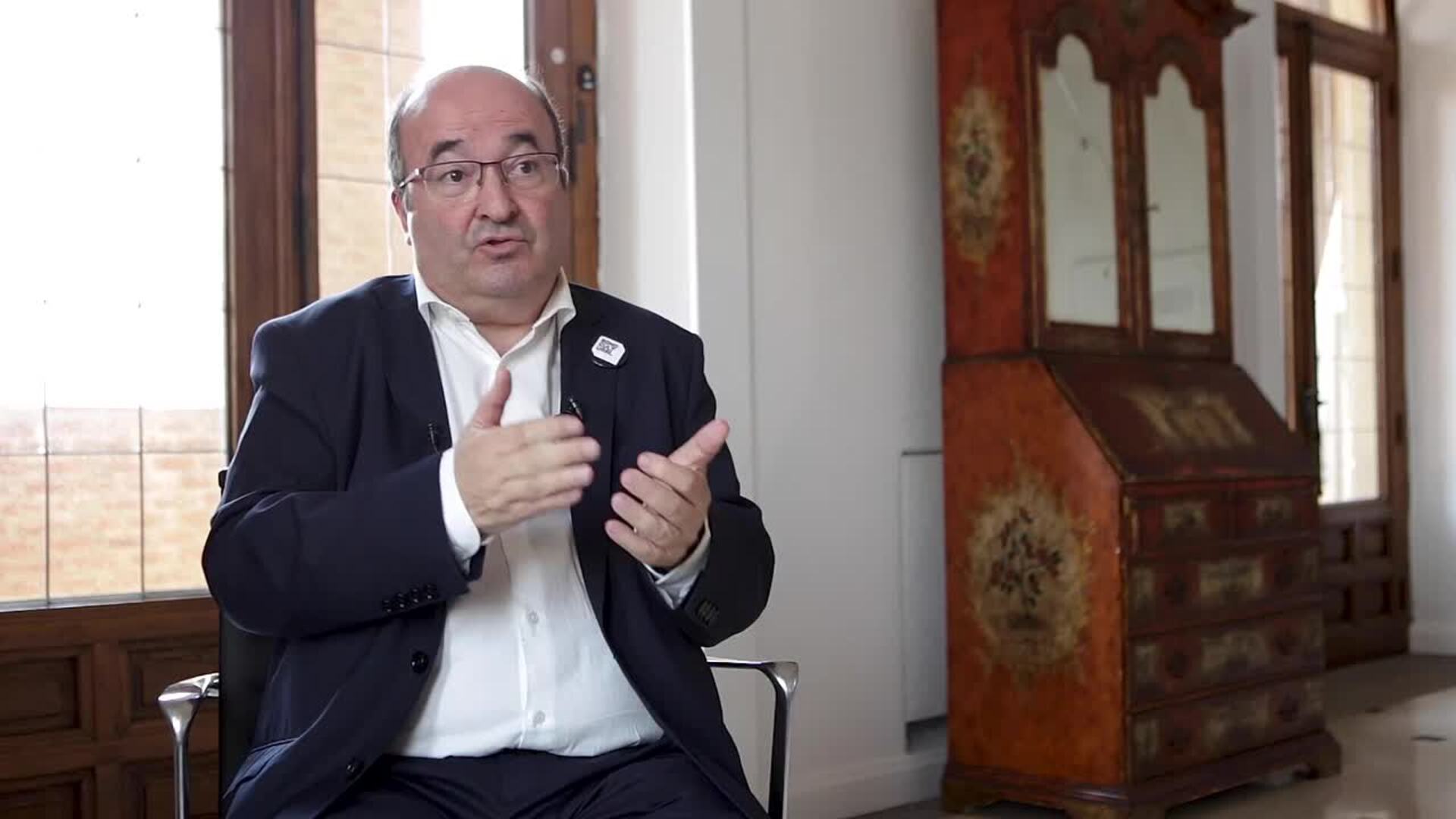 El nuevo emblema de ETA: el hacha y la serpiente tallados por un ...