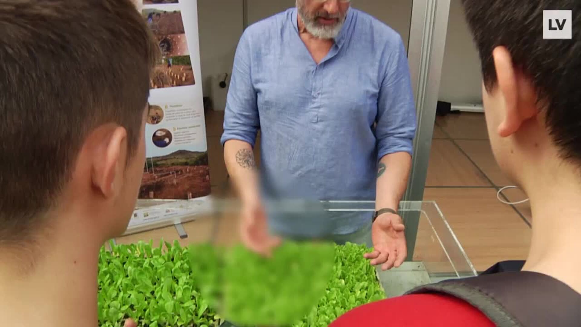 El profesor Juan Carlos Martínez estrena la película 'Soledad descalza ...