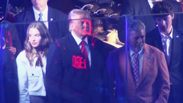 Trump accolto da pesanti fischi al Madison Square Garden. Ecco il video ...