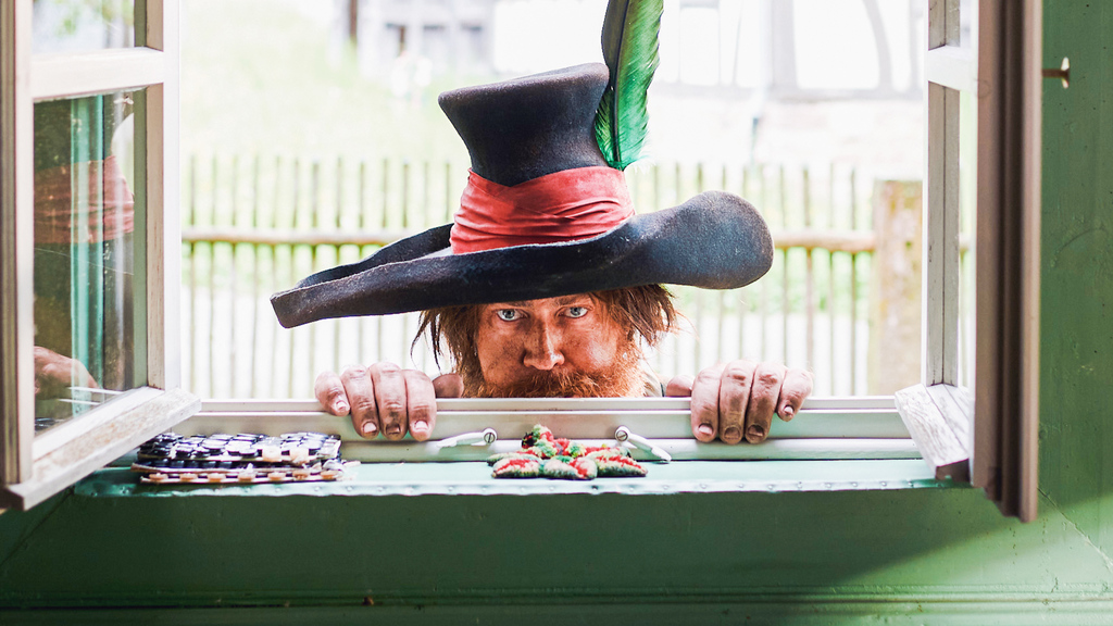 Im Wald mit «Hotzenplotz». Der Räuber mit den sieben Messern macht den ...