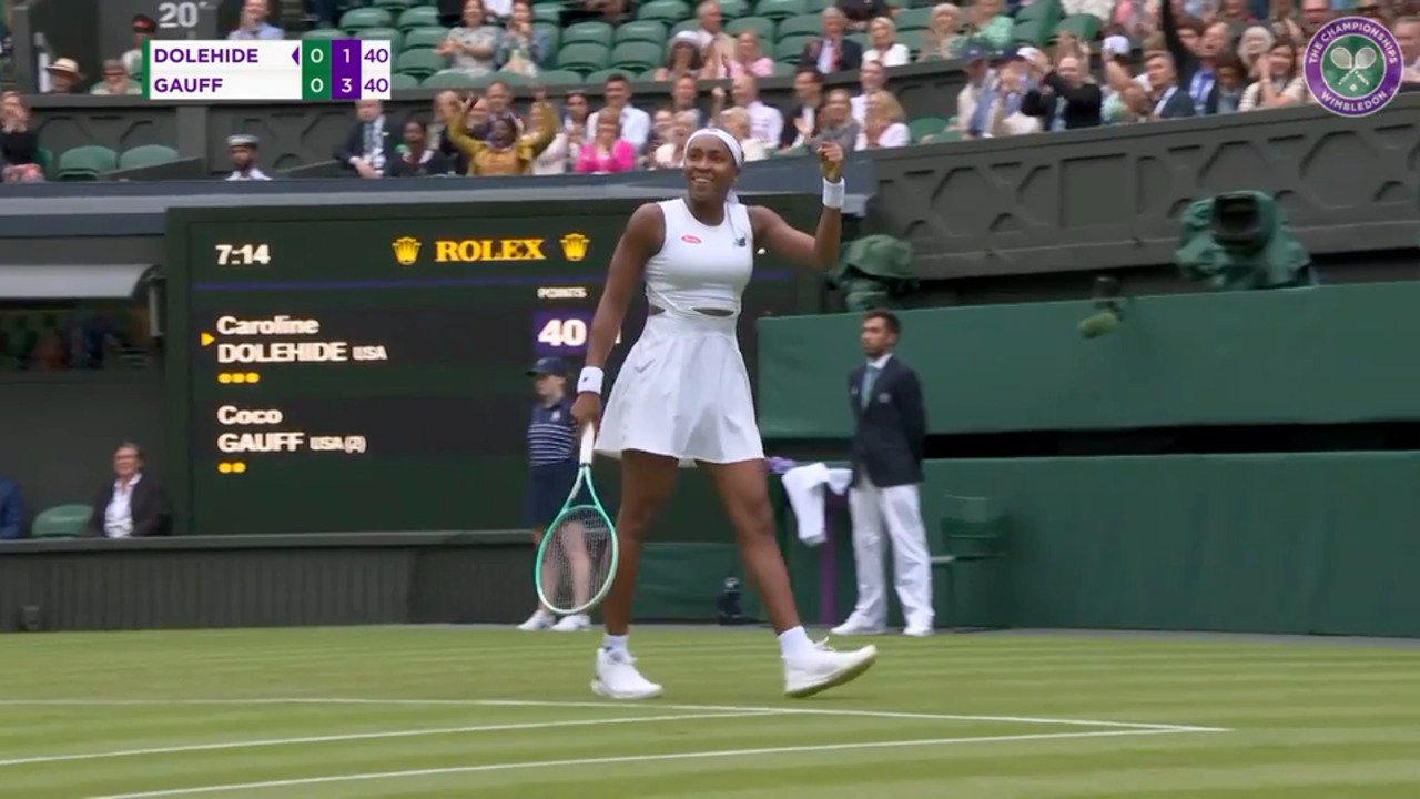 Video - Coco Gauff incredible backhand lob vs Dolehide - The ...